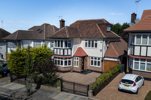 NEW PRICE ON THIS FIVE BEDROOM BEAUTIFUL FAMILY HOME CLOSE TO HENDON PARKS
